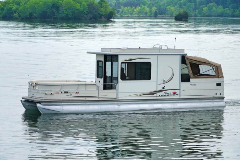 10 Luxury Pontoon Boats with Cabins